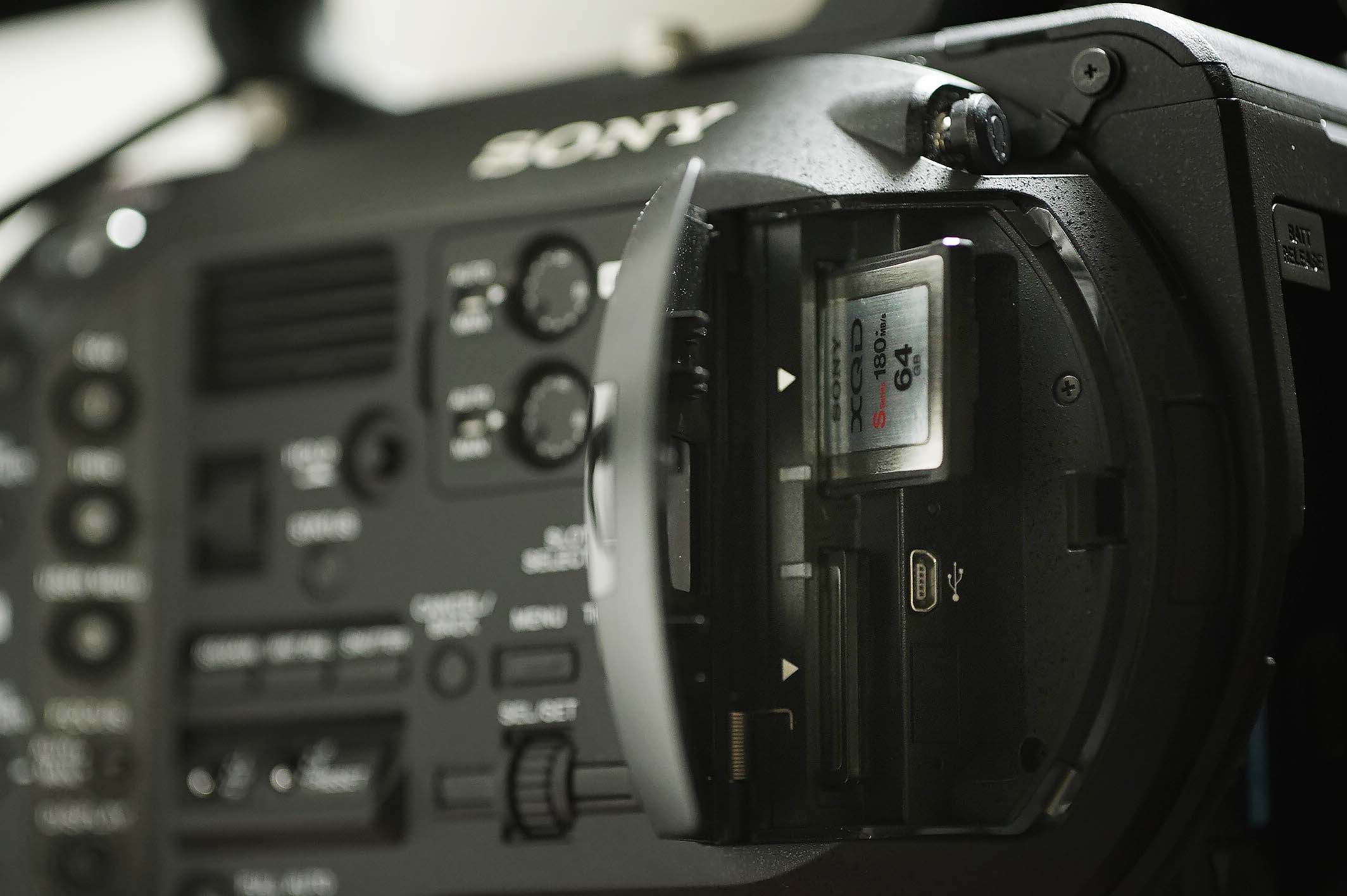 fs7 card door - Newsshooter