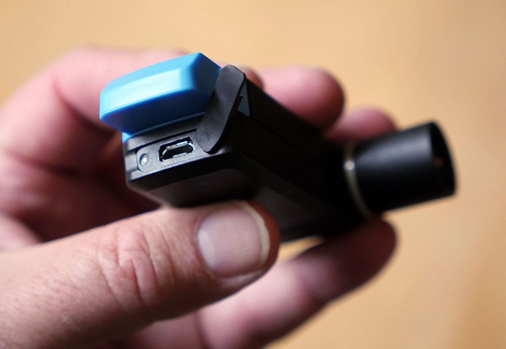 micro usb charge port AVX cjf - Newsshooter