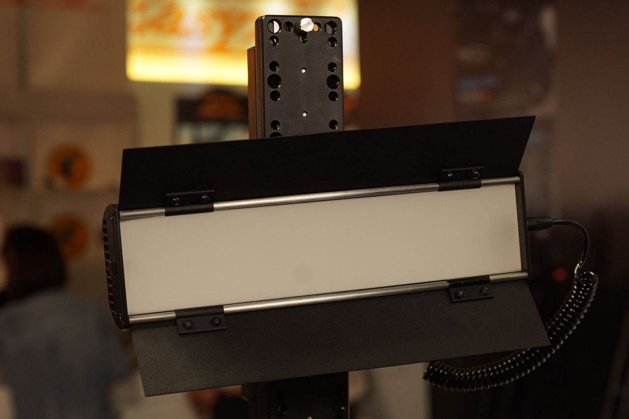IBC 2016 - Brightcast 40w dimmable Bi-Colour LED light - Newsshooter