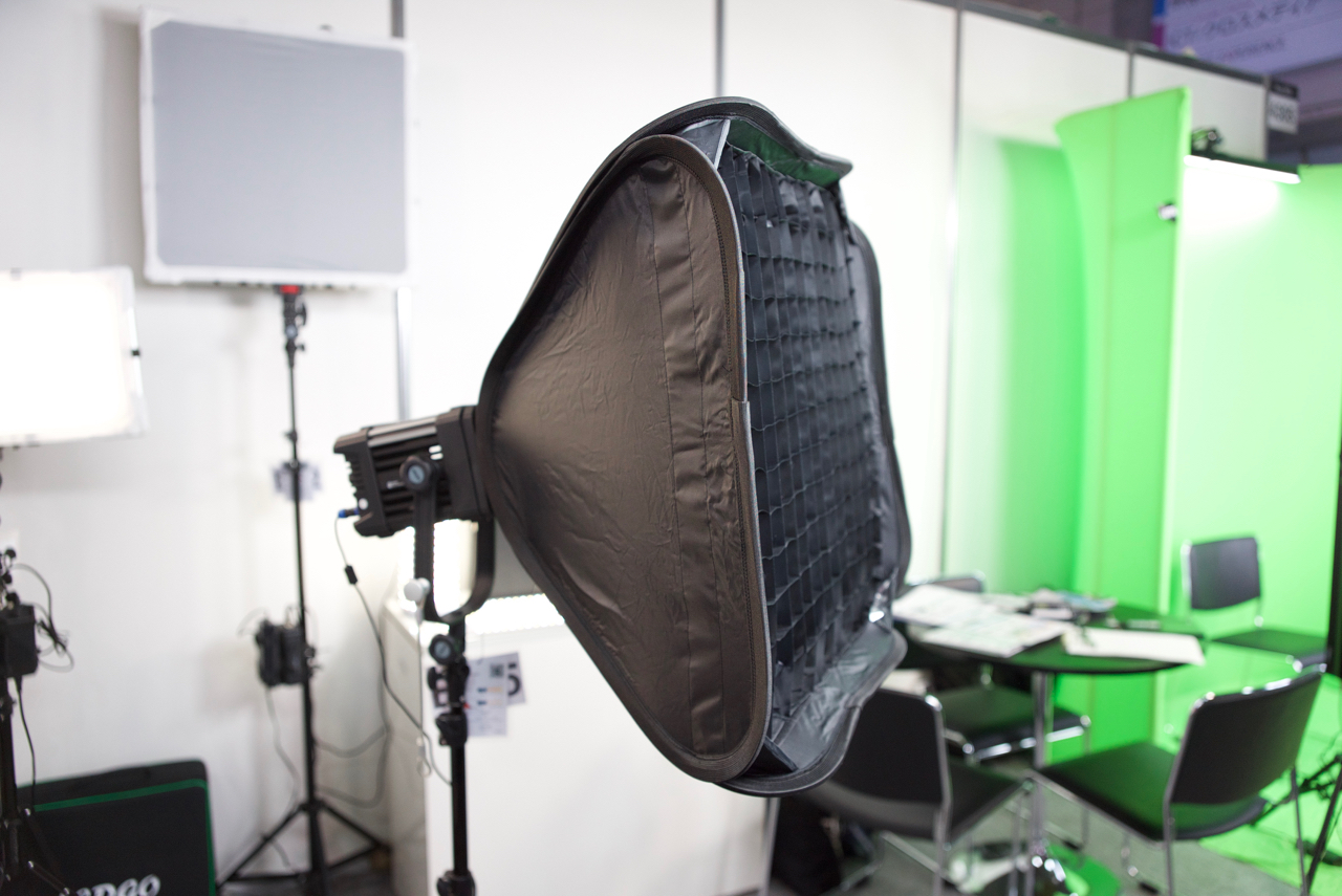 Interbee 2016: LEDGO LG-D600C Compact LED Fresnel Light - Newsshooter