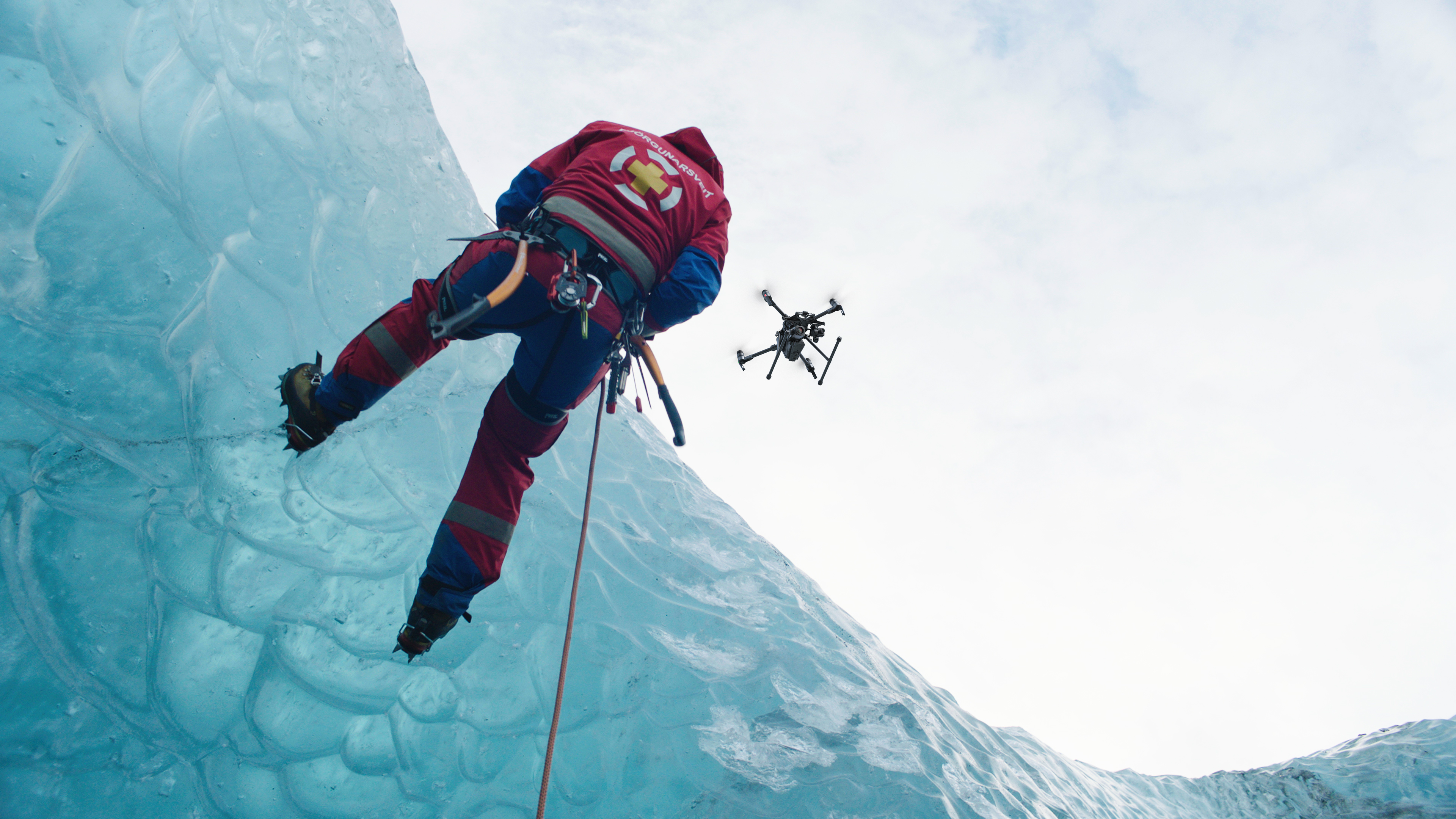 Rappelling Down SAR - Newsshooter