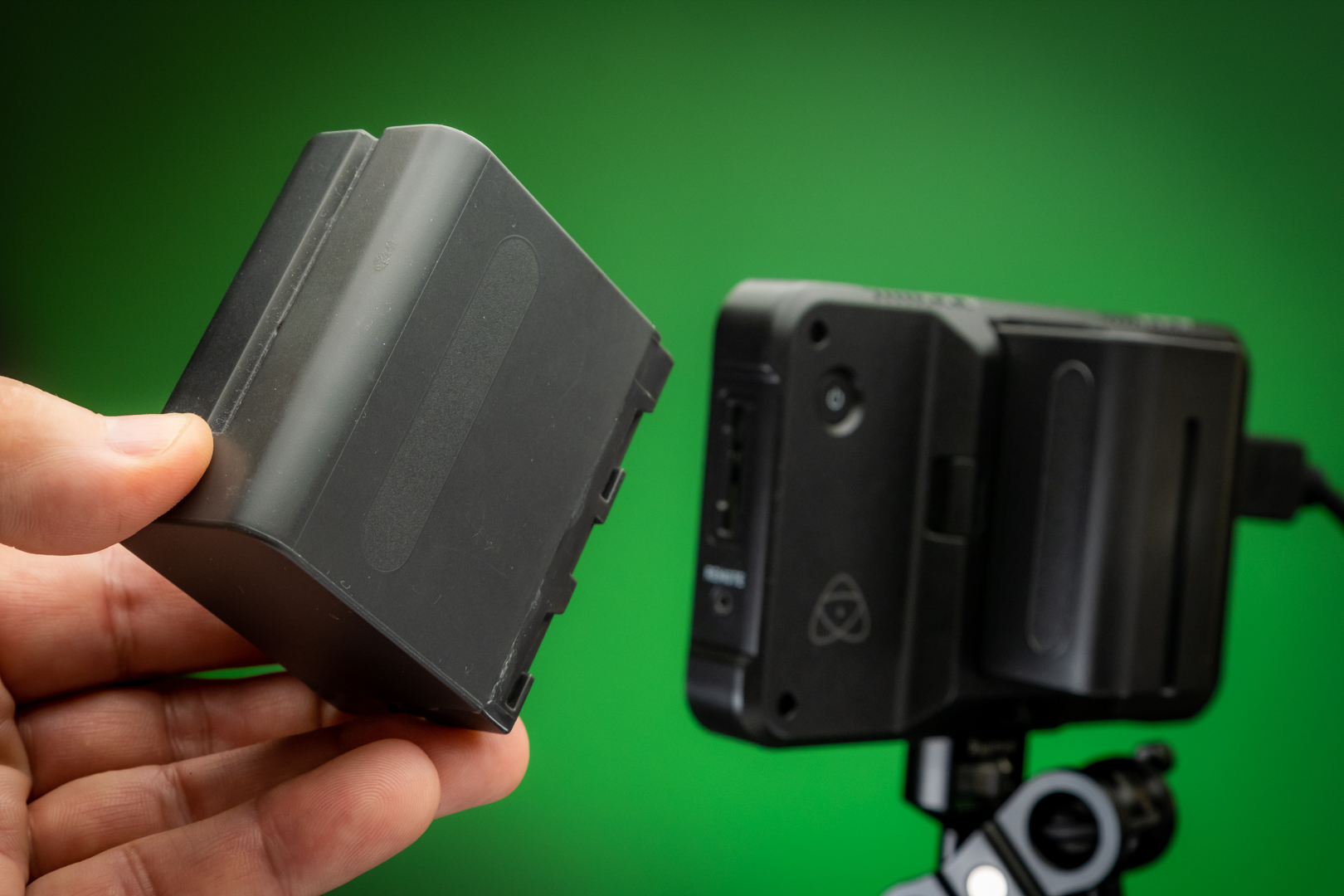 Atomos Shinobi HDMI smaller battery - Newsshooter