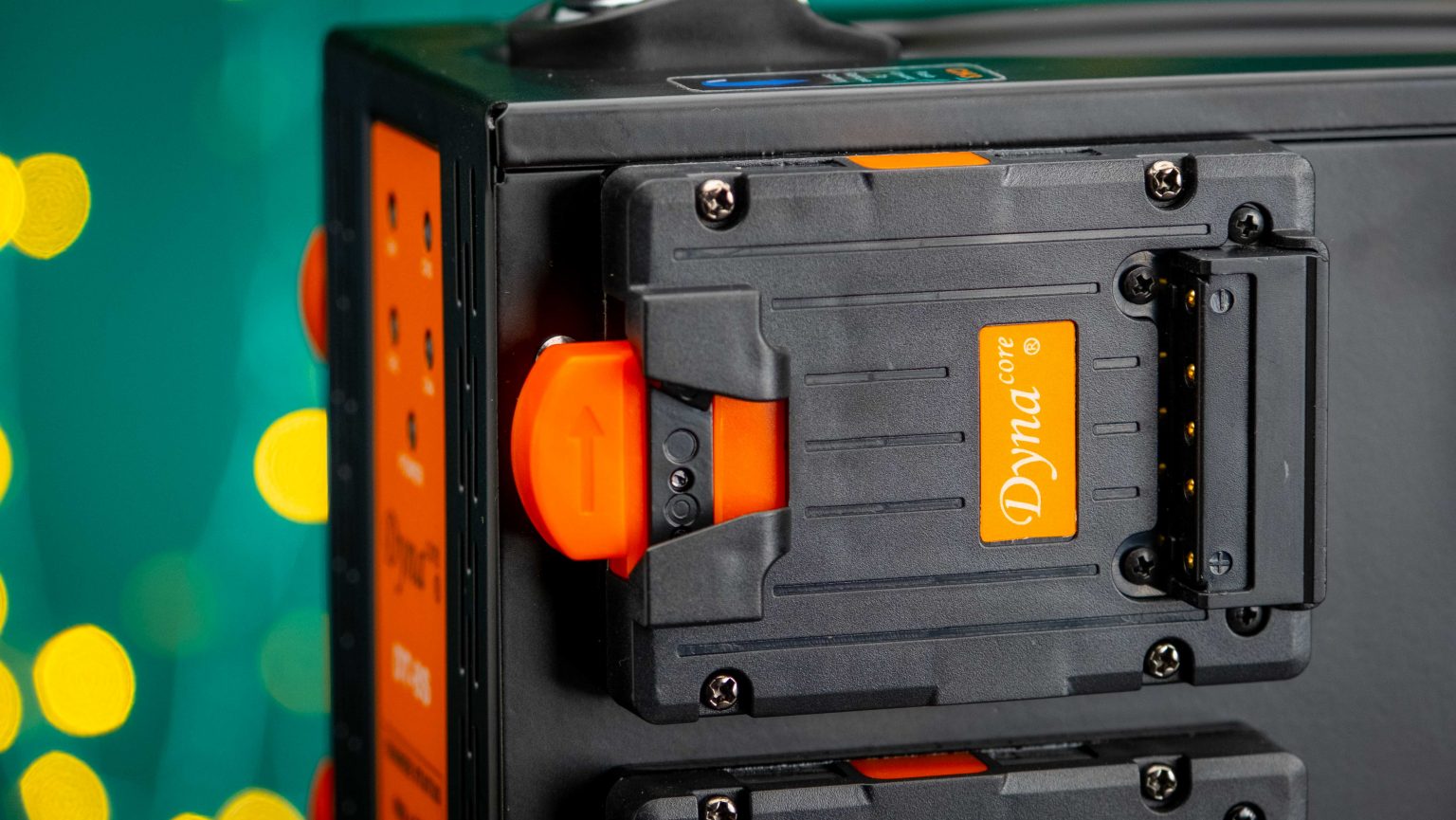 Dynacore Mini V-Lock Chargers with up to 8 bays. First Look - Newsshooter