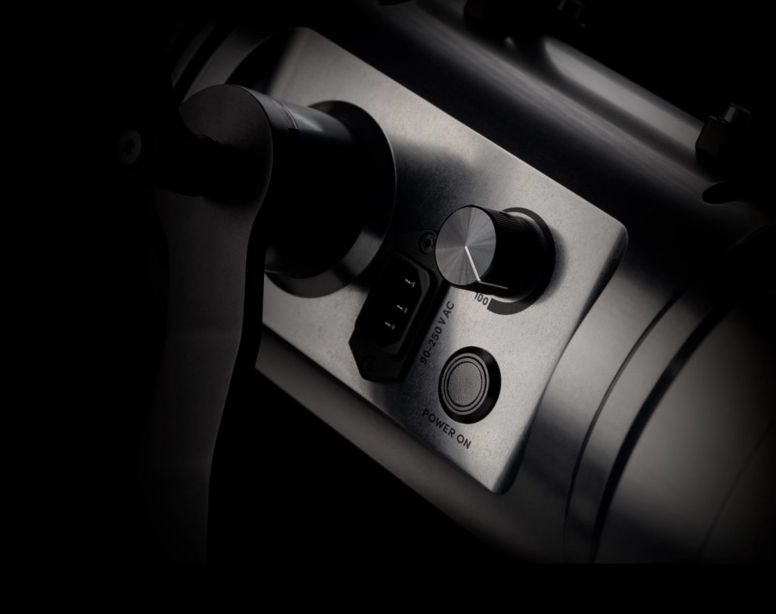 Maxima 7– a compact LED fixture capable of matching a PAR 1200W HMI ...