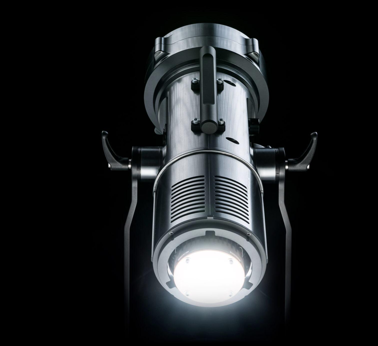 Maxima 7– a compact LED fixture capable of matching a PAR 1200W HMI ...