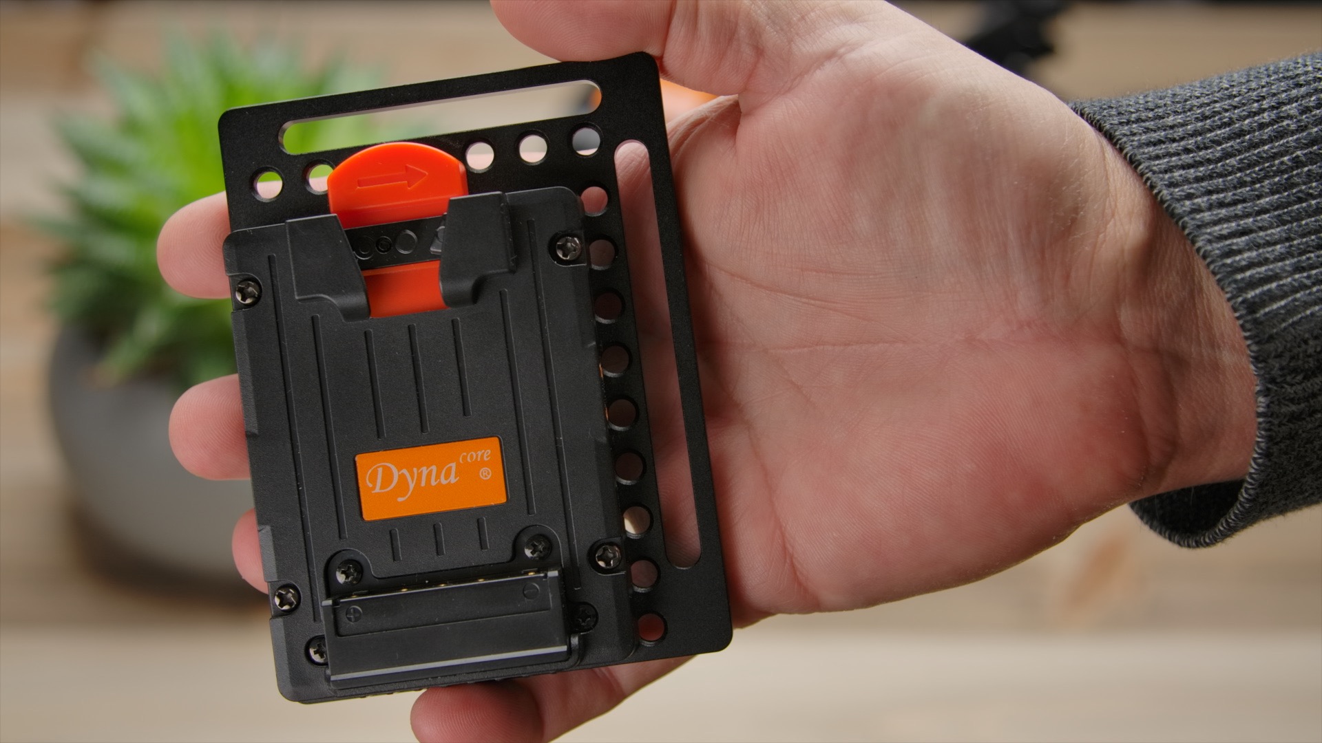 Dynacore Tiny 155Wh V-Lock & Mounts - Newsshooter