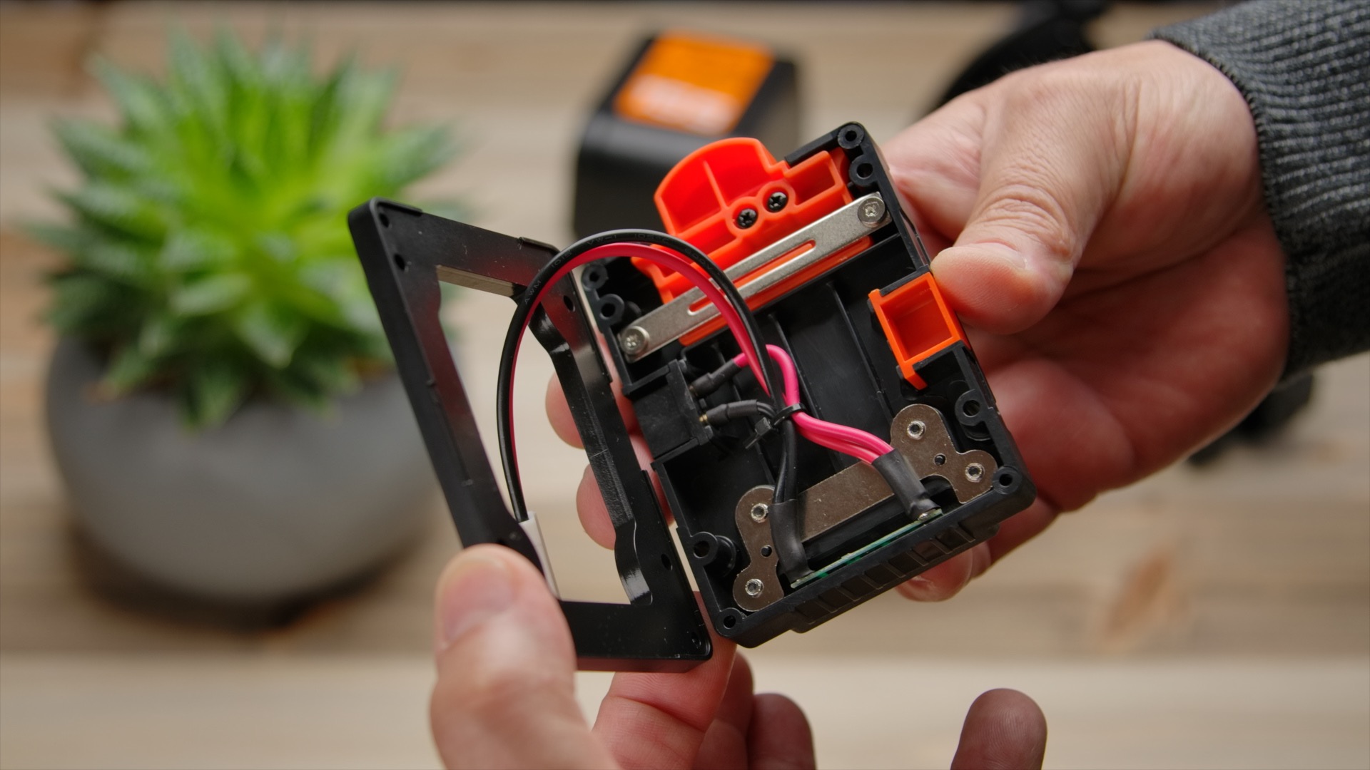 Dynacore Tiny V-Mount raw - Newsshooter