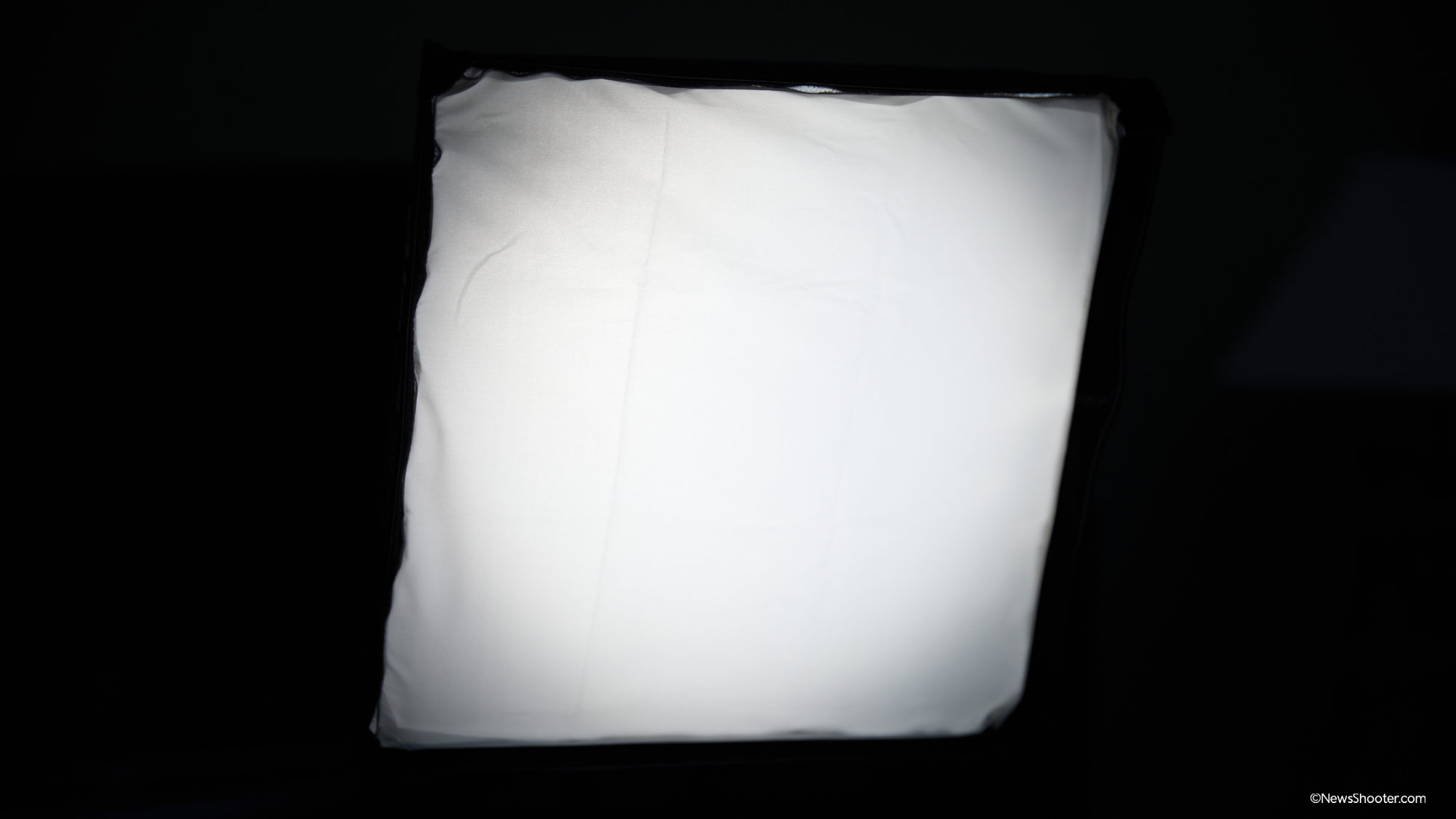 LS 60 Softbox 2 5 diffusion front - Newsshooter
