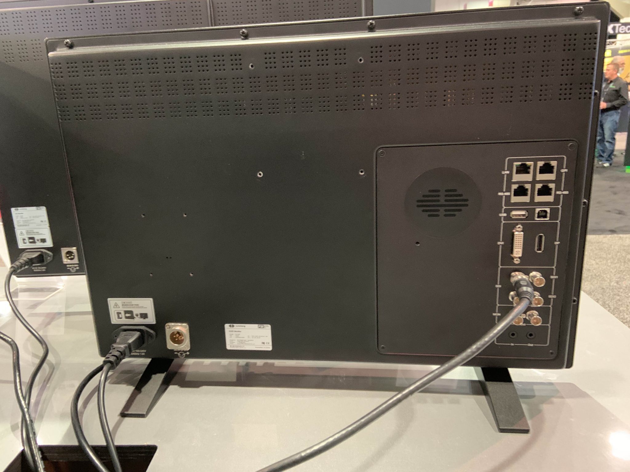 Flanders Scientific DM220 22" 10-bit OLED production & post-production ...