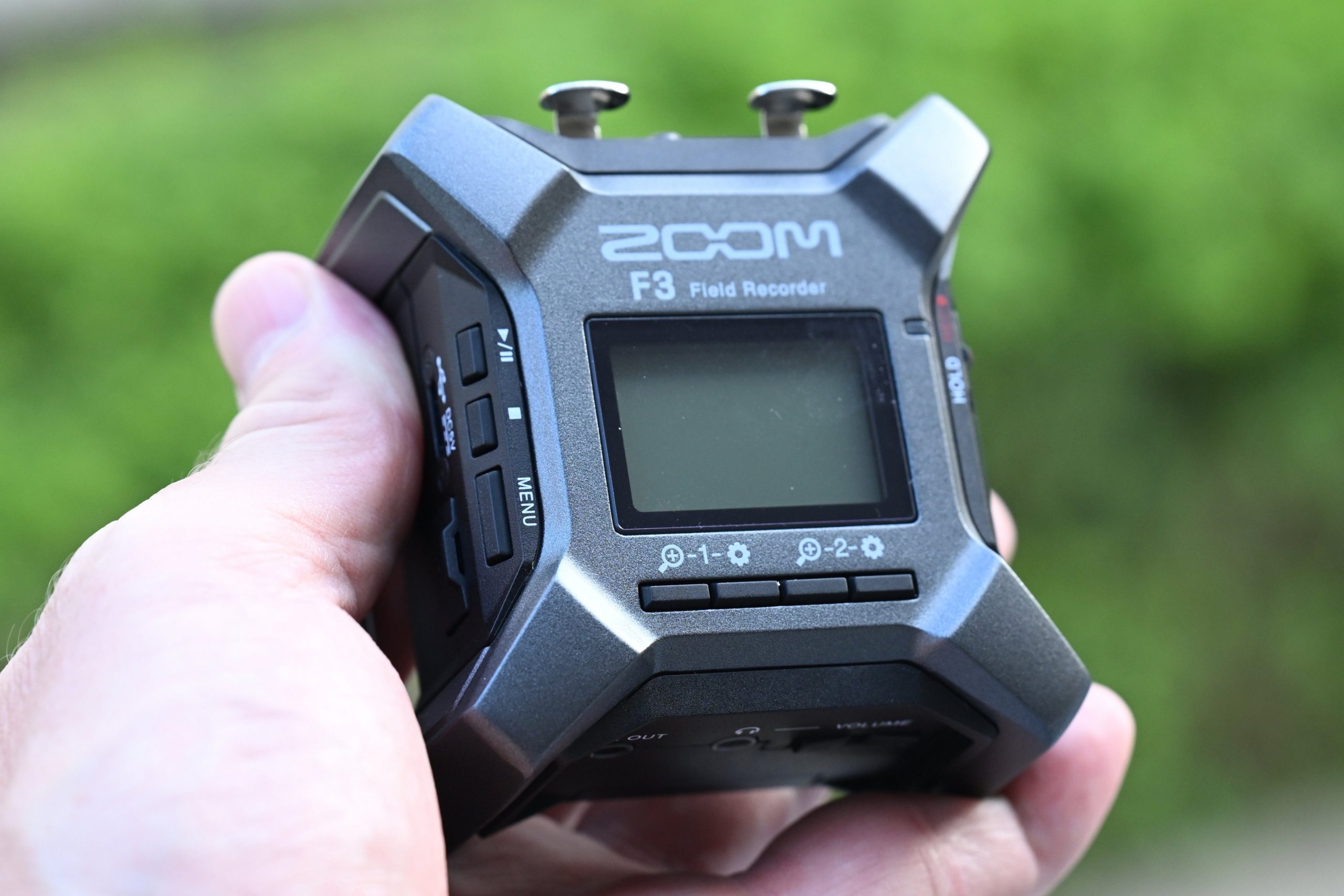 ZOOM F3 49 05 - Newsshooter