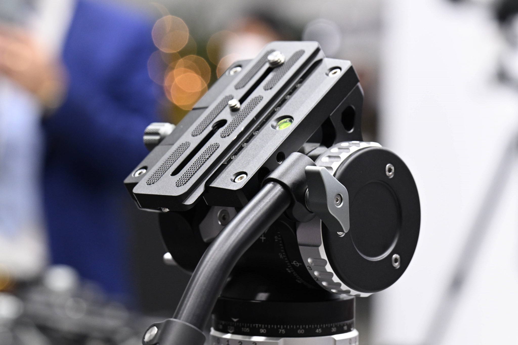 Leofoto BV-30 & BV-20 Fluid Head Tripods - Newsshooter