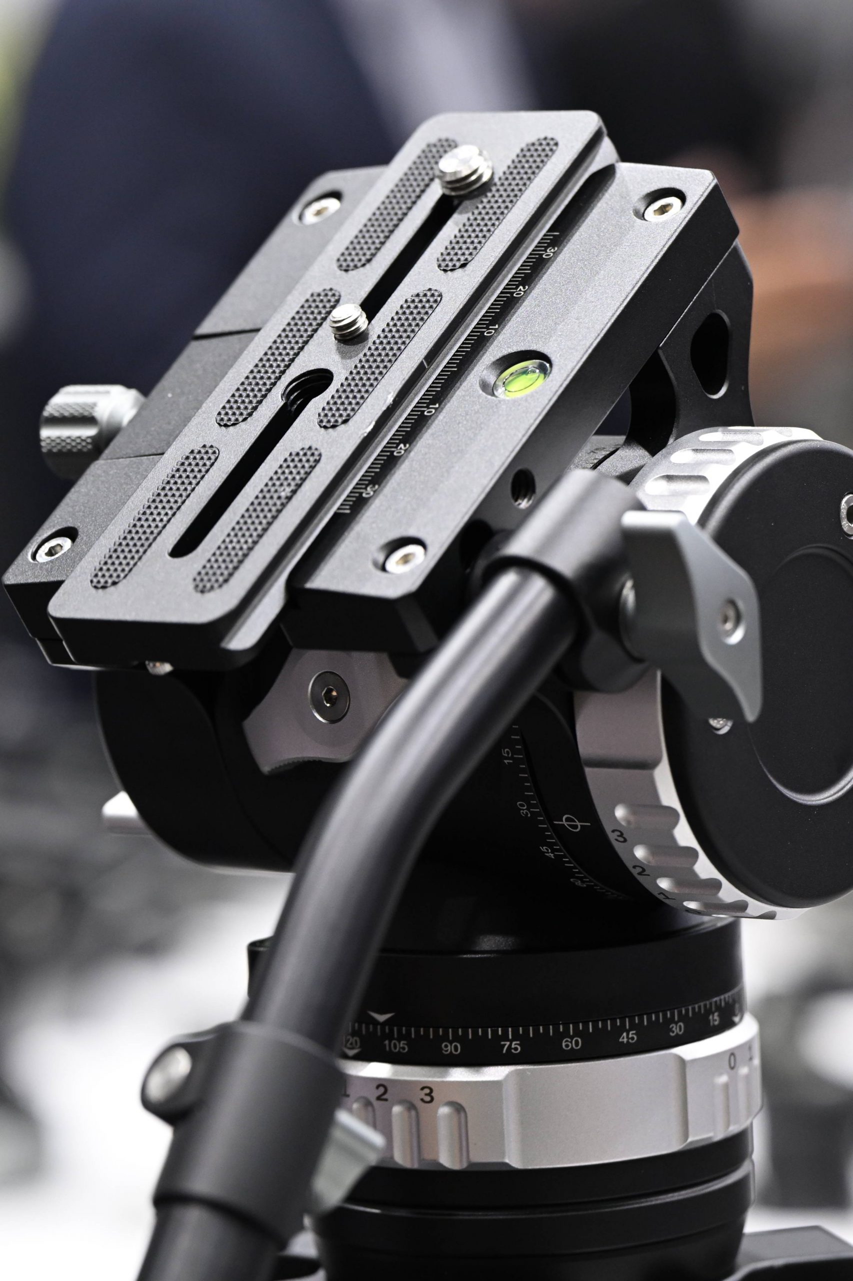 Leofoto BV-30 & BV-20 Fluid Head Tripods - Newsshooter