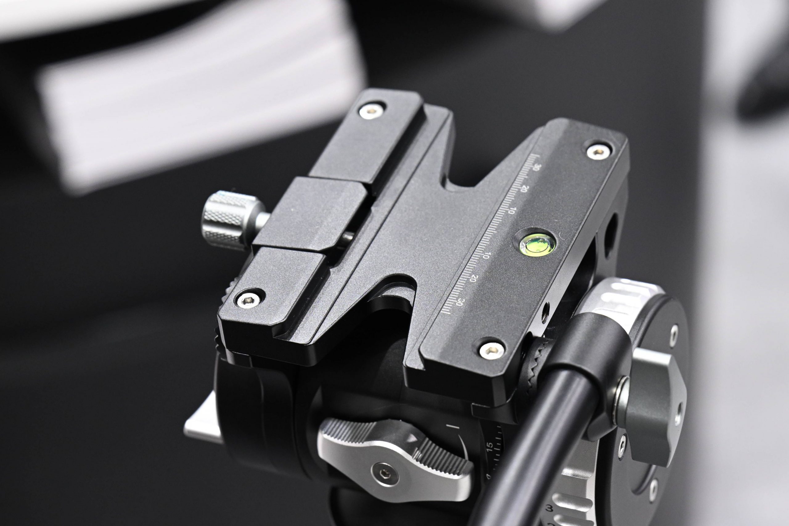 Leofoto BV-30 & BV-20 Fluid Head Tripods - Newsshooter