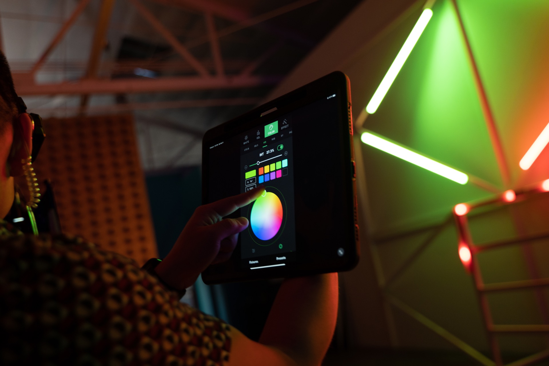 Aputure INFINIBAR an RGBWW full-color LED pixel bar - Newsshooter