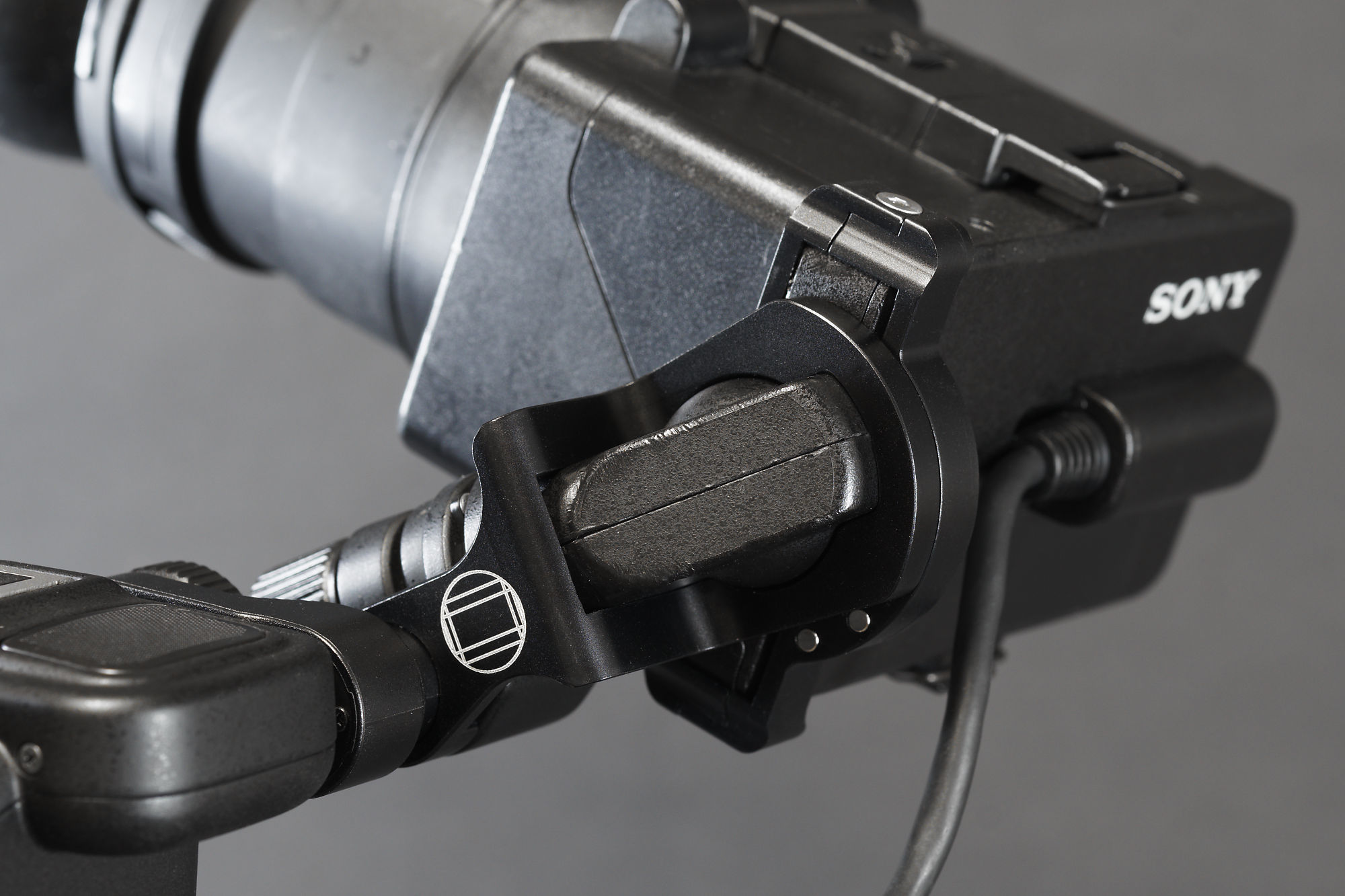 Full Frame Camera Co. Sony FX6 monitor fix– Flop Stop - Newsshooter