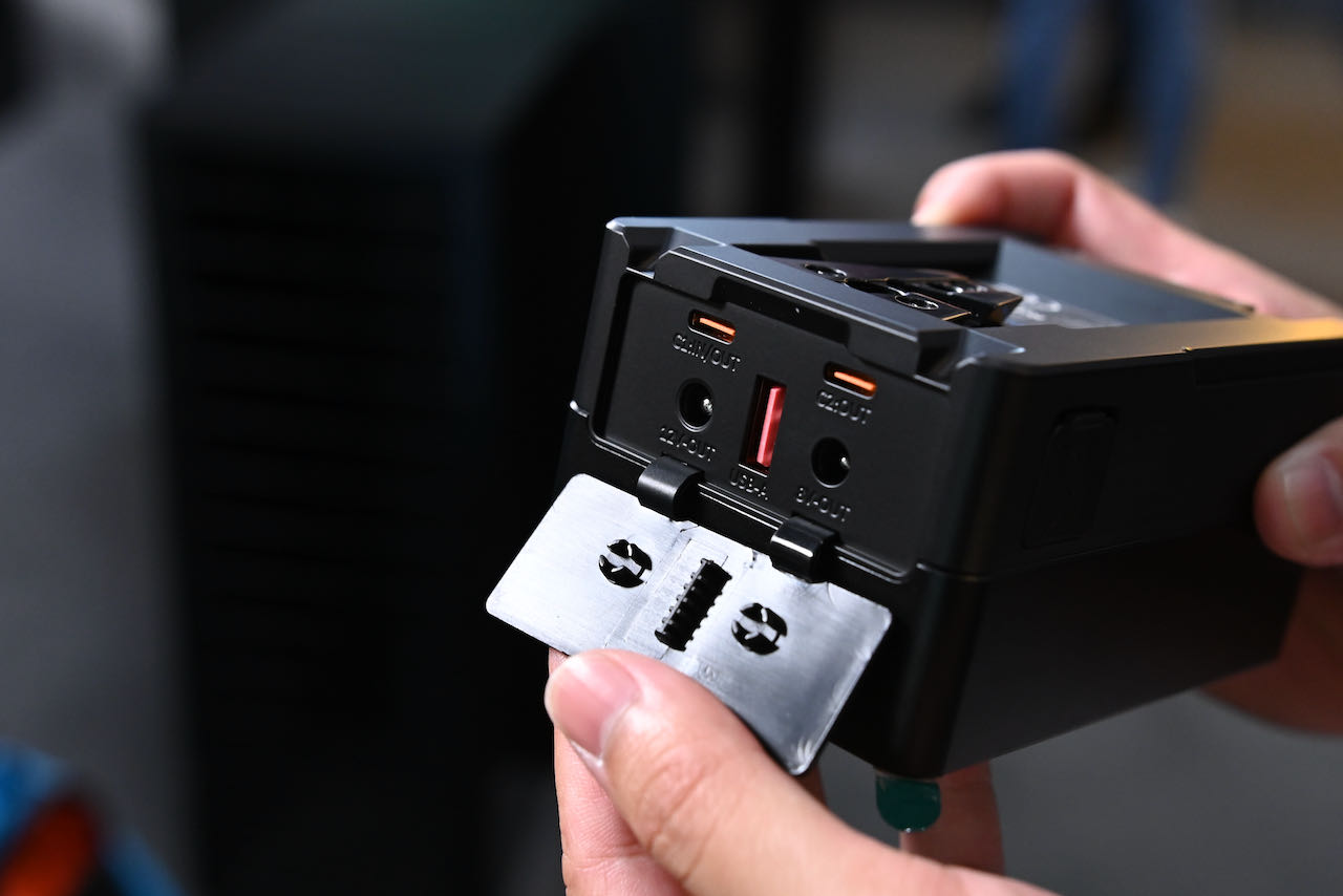 SmallRig Pro Series 99Wh V-Mount Battery - Newsshooter