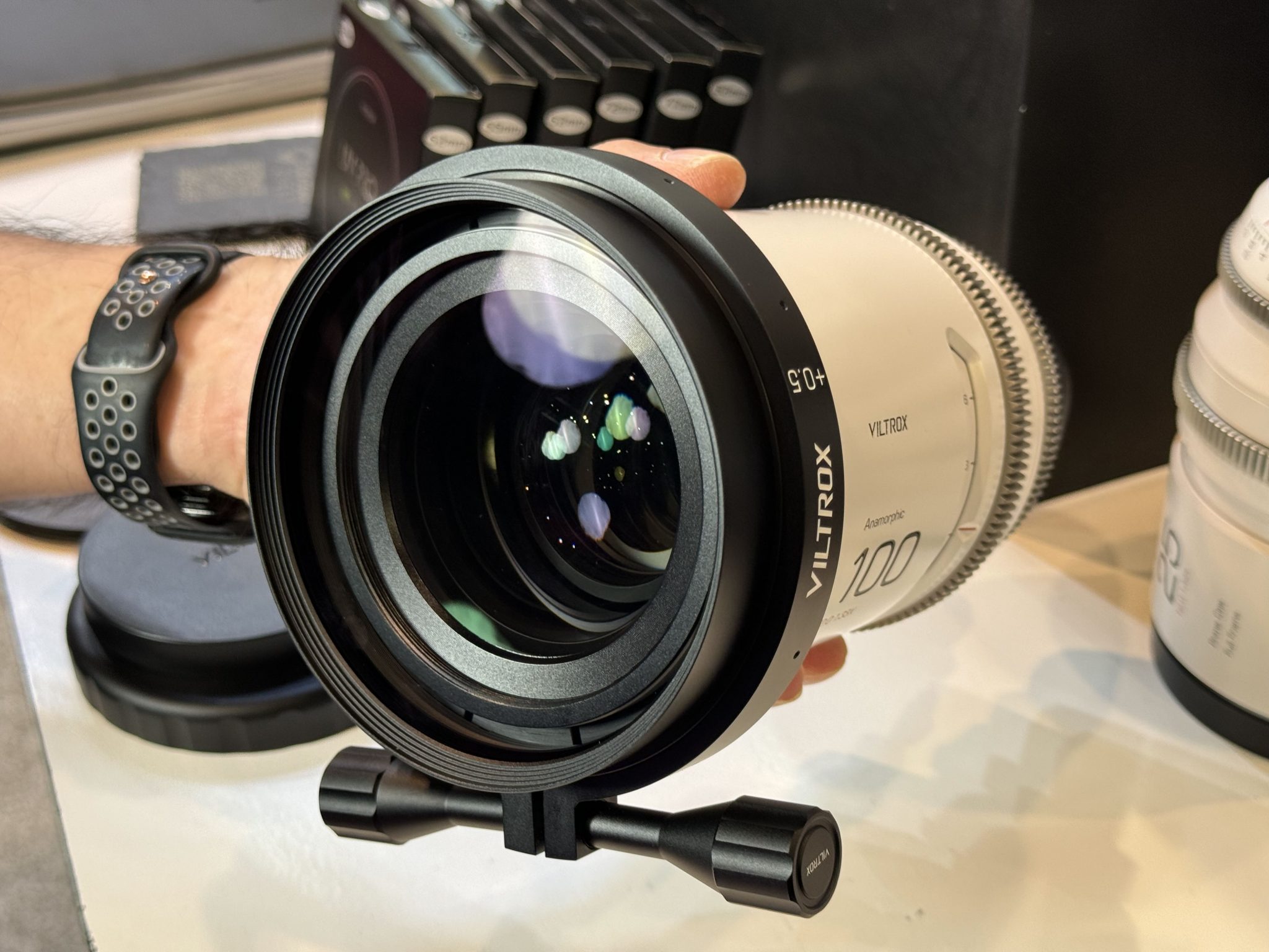 Viltrox EPIC 100mm T2 & 25mm T2 1.33x full frame Anamorphic lenses First Look - Newsshooter