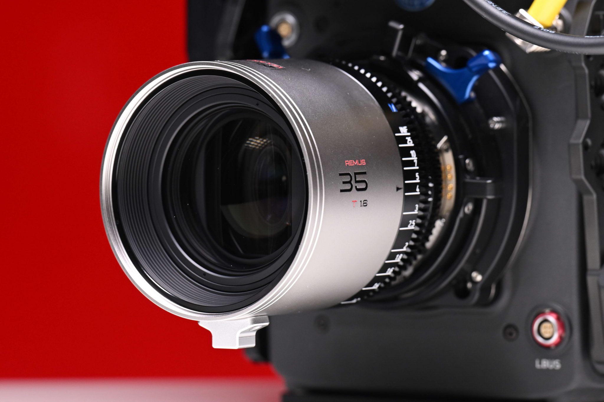 Blazar Remus S35 35mm T1 6 1 5x Anamorphic lens 7168 - Newsshooter