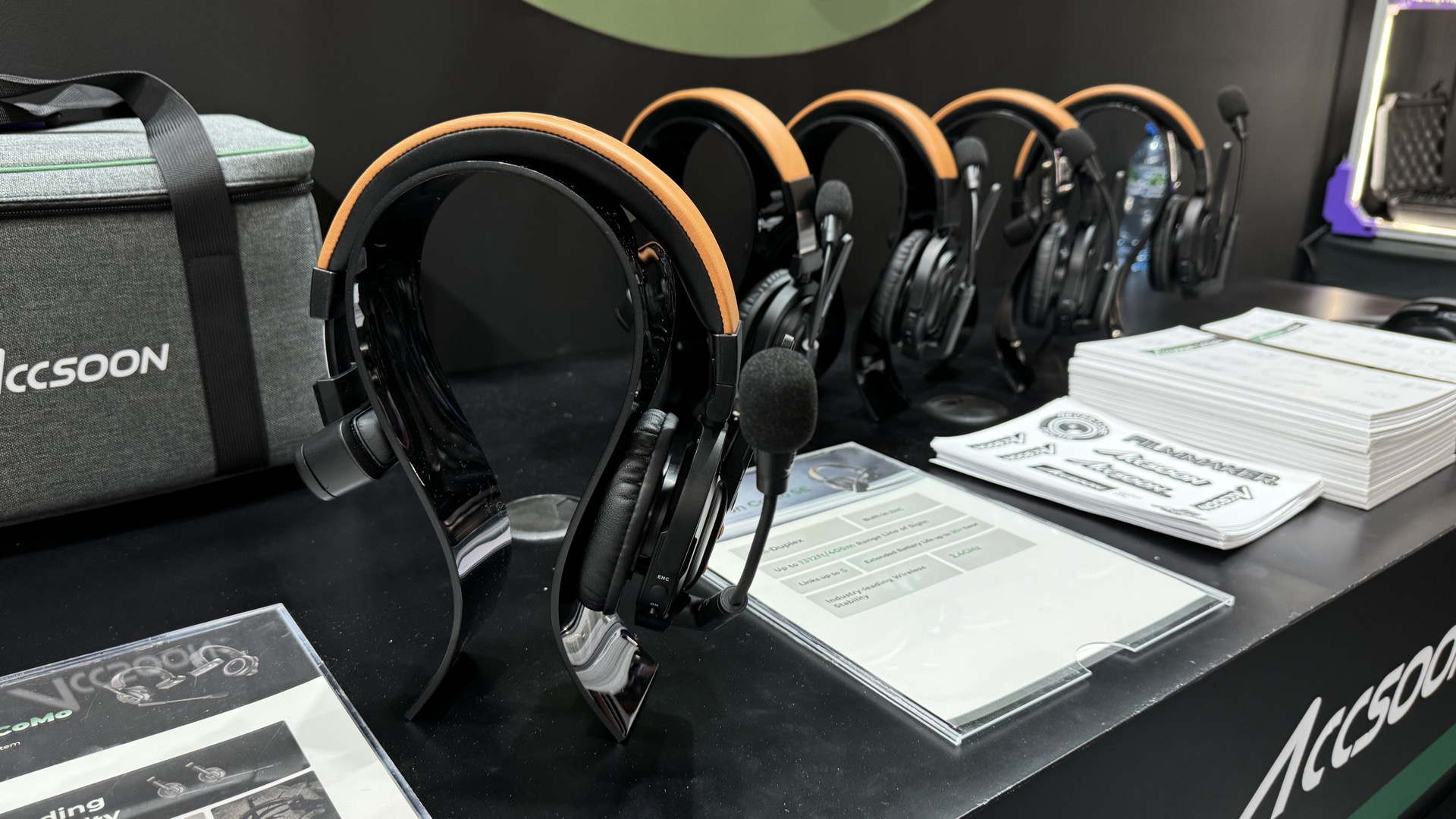 Accsoon CoMo SE 2.4GHz Wireless Intercom Headset system IBC 2024 ...