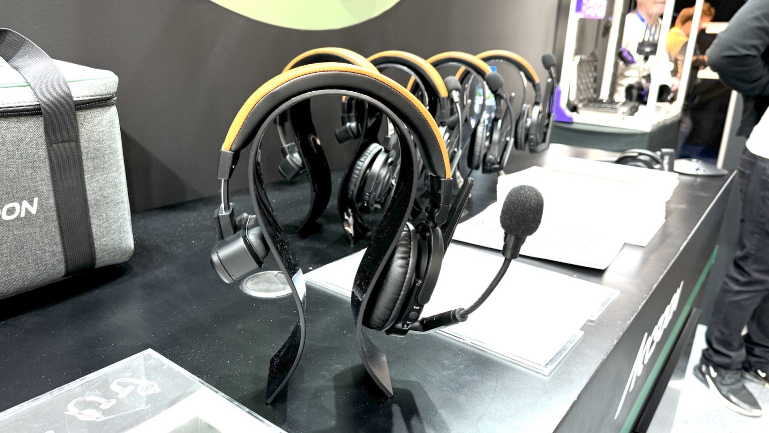 Accsoon CoMo SE 2.4GHz Wireless Intercom Headset system IBC 2024 ...