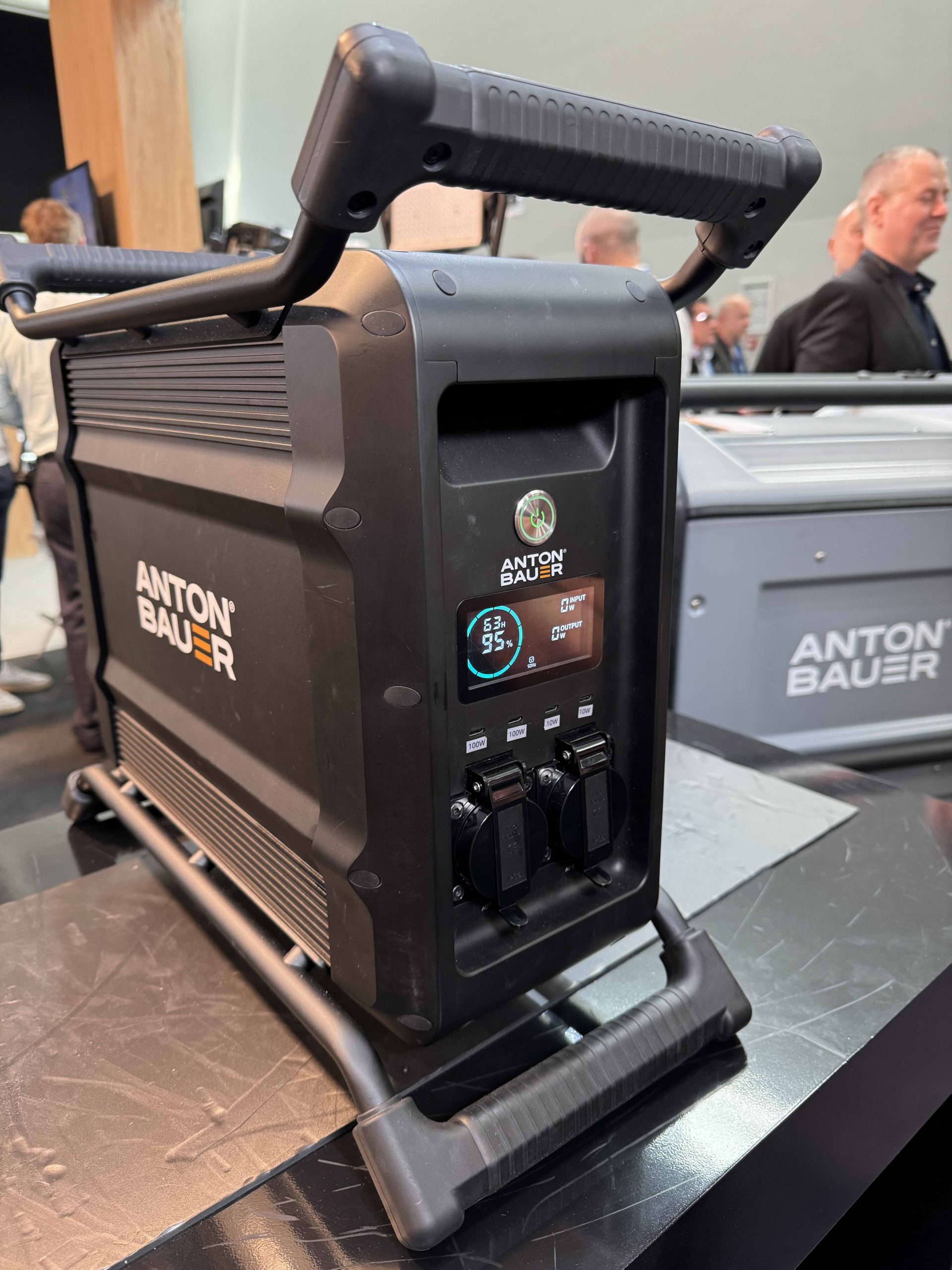 ANTON BAUER EDEN 2500Wh Freestanding Battery First Look - Newsshooter