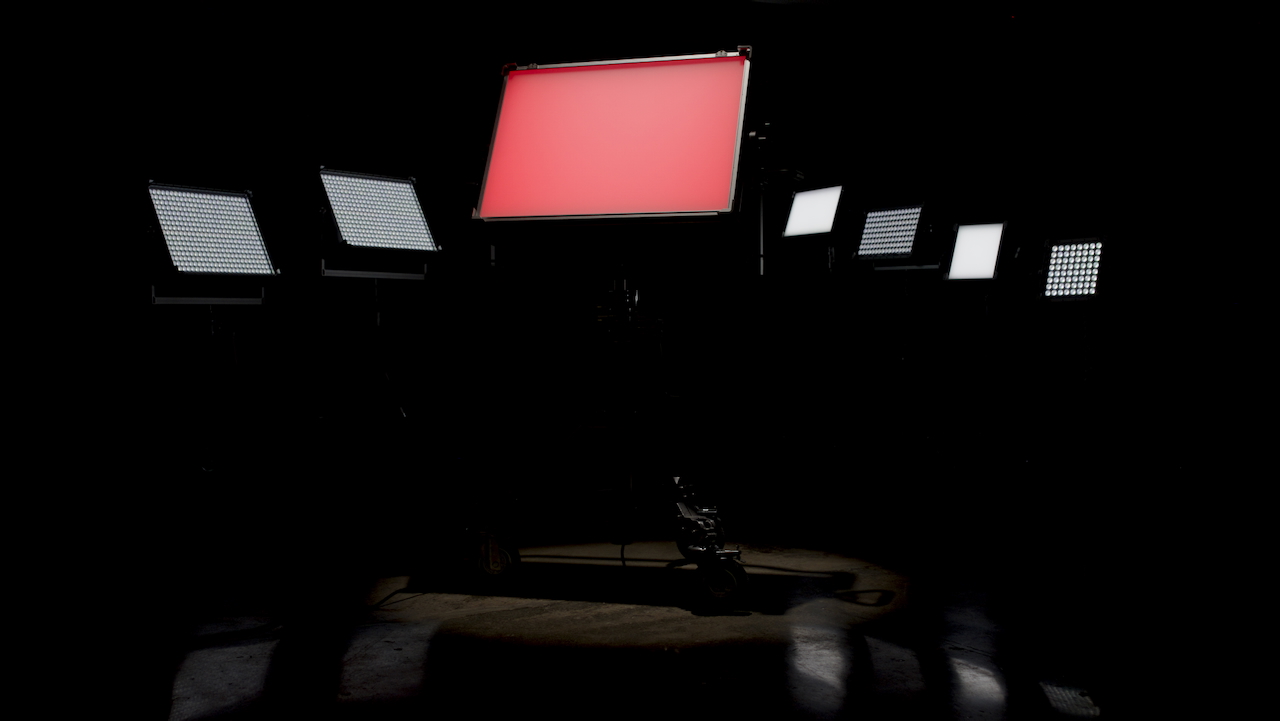 V24S spotlight red - Newsshooter